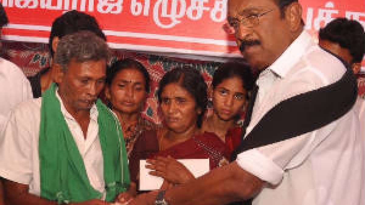 தீக்குளித்து உயிரிழந்த விஜயராஜ் குடும்பத்திற்கு வைகோ நிதி உதவி | Vaiko ...