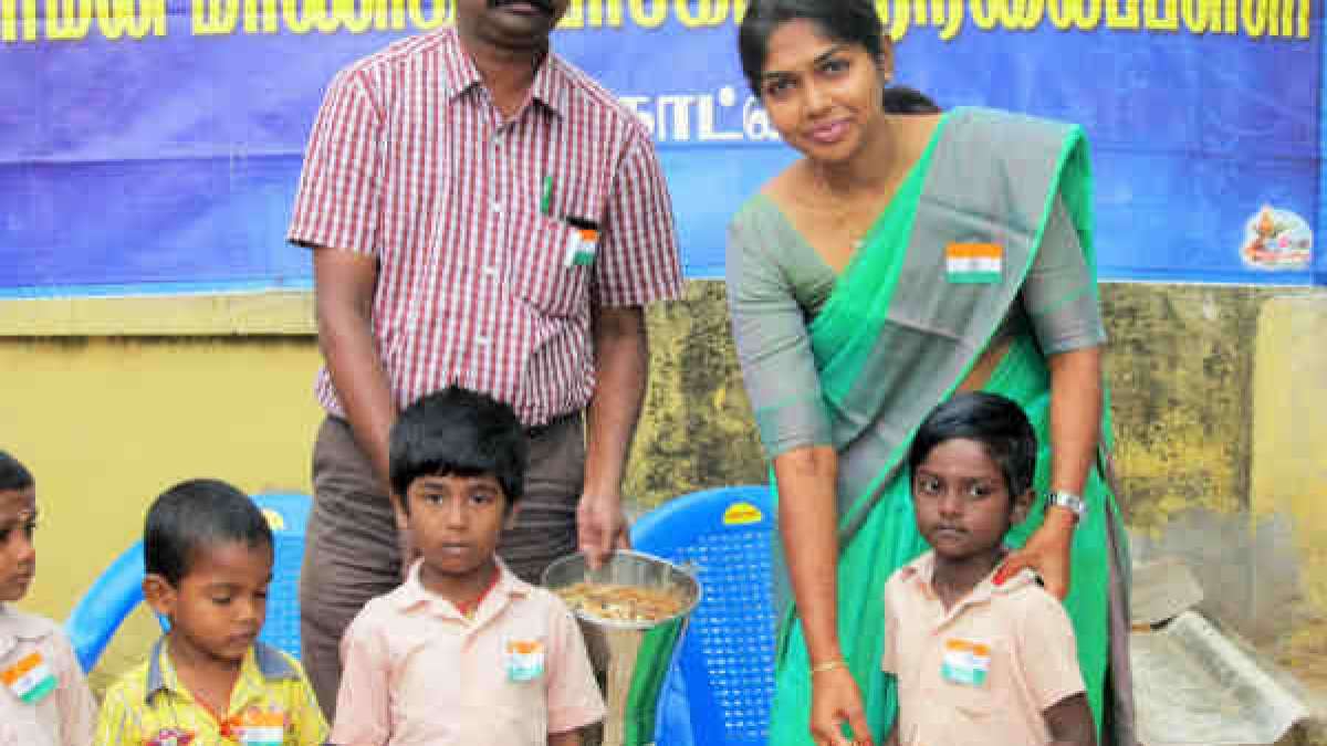 குடியரசு தினத்தை கடலை மிட்டாயுடன் கொண்டாடிய தேவக்கோட்டை பள்ளி மாணவர்கள் ...