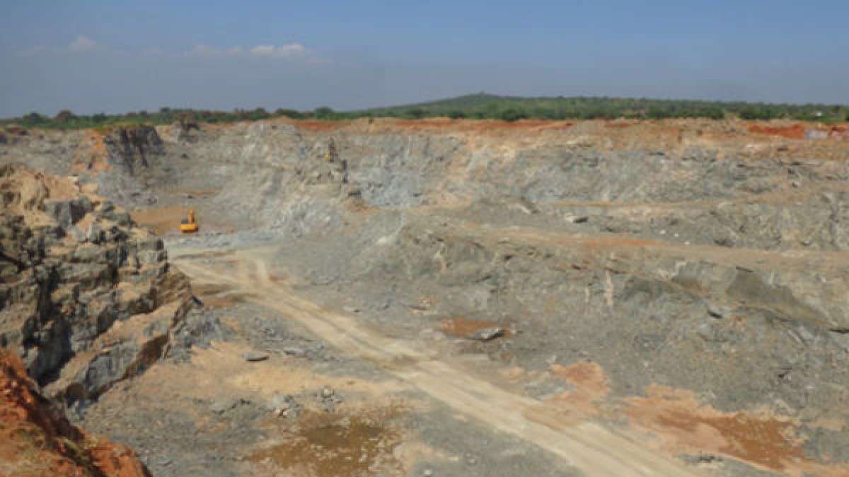 மதுரை அருகே கல்குவாரியில் பாறைகள் சரிந்ததில் 3 பேர் பலி | Three workers ...