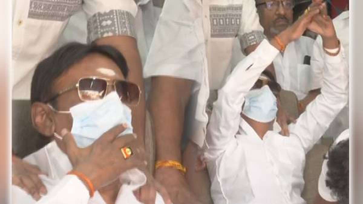 தொண்டர்களுக்கு கையசைத்து.. புத்தாண்டுக்கு வாழ்த்திய விஜயகாந்த் ...