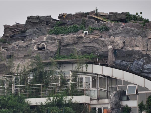 சீனாவில், 8,600 ச.அடியில் 26வது ‘மொட்டை’ மாடியில் செயற்கை மலை ...