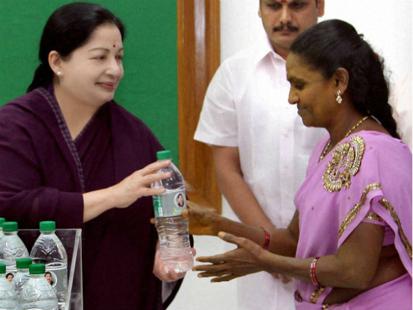 10 ரூபாய் கொடுத்து அம்மா குடிநீர் பாட்டில் வாங்கிய ஜெ.! | Amma Mineral ...