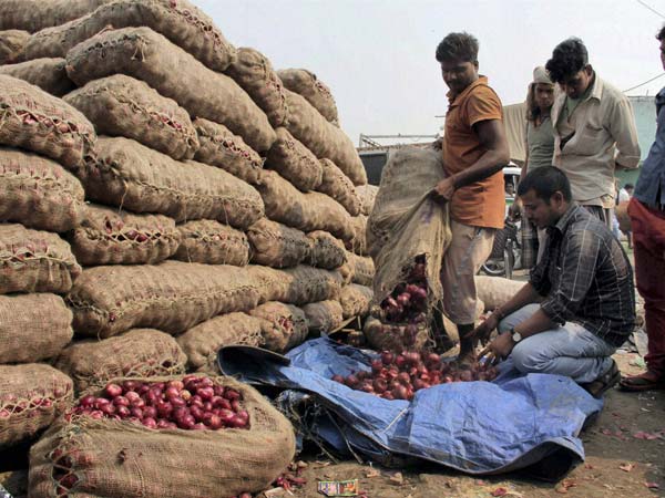 கண்ணீர் விட வைக்கும் வெங்காயம்: இறக்குமதி விதிகளை தளர்த்திய மத்திய அரசு | Government relaxes ...