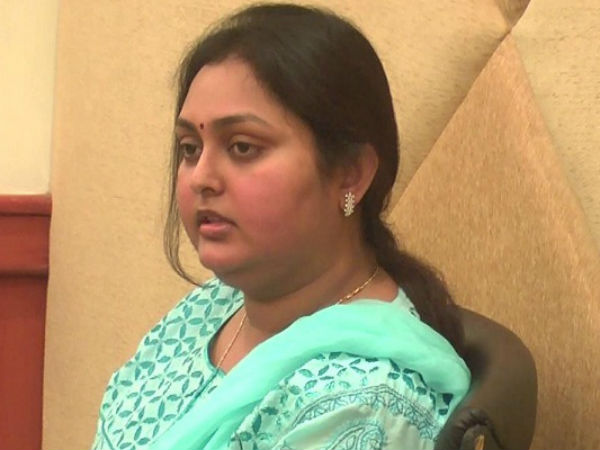 அக்கா குஷ்புவுக்கு அது தெரியாதாக்கும்!... கொக்கி போடும் விந்தியா ...