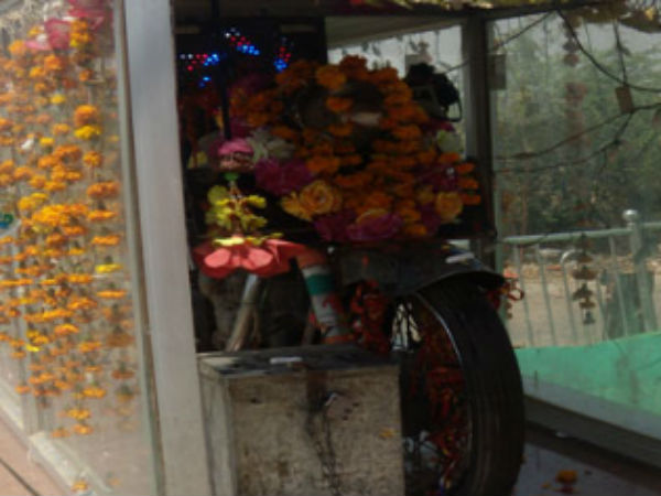 டுபு..டுபு.. டுபு... 'புல்லட்'டுக்கு ஒரு கோவில்.. பூஜை செய்து வழிபடும் ...