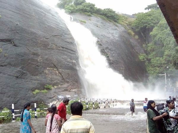குற்றாலத்தில் சீசன் தொடங்கியது! அனைத்து அருவிகளிலும் தண்ணீர் பிரவாகம் ...