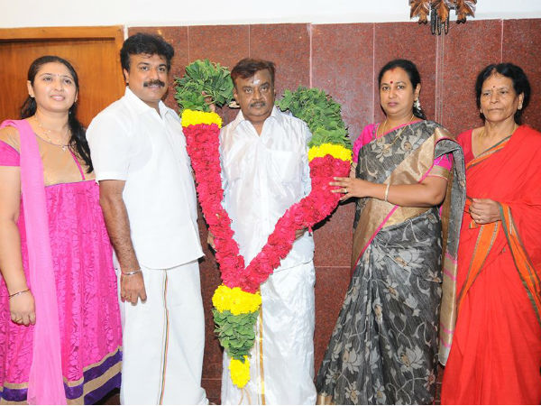 பட்டுவேட்டி, சட்டையில் அமர்க்களமாக பிறந்தநாள் கொண்டாடிய விஜயகாந்த் ...