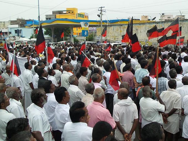 அடிக்காதே, அடிக்காதே! பச்சப்புள்ள வயித்துல அடிக்காதே... ஸ்டாலின் ...