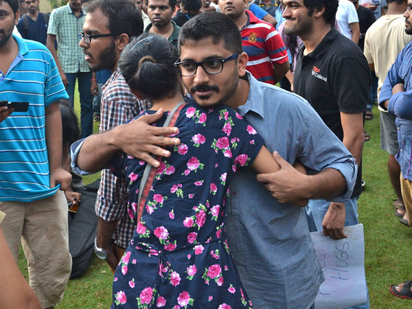 கட்டிப்பிடித்து முத்தமிட்ட சென்னை ஐஐடி மாணவர்கள் | Mixed response to ...