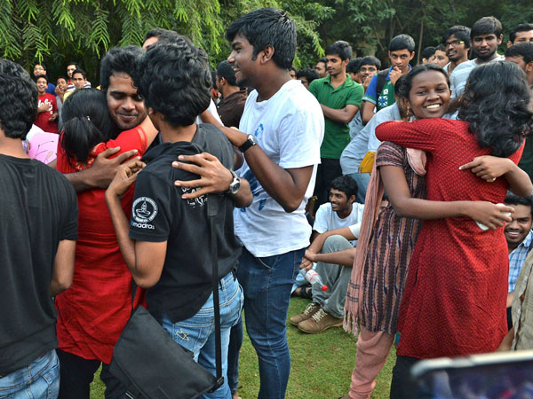 கட்டிப்பிடித்து முத்தமிட்ட சென்னை ஐஐடி மாணவர்கள் | Mixed response to ...