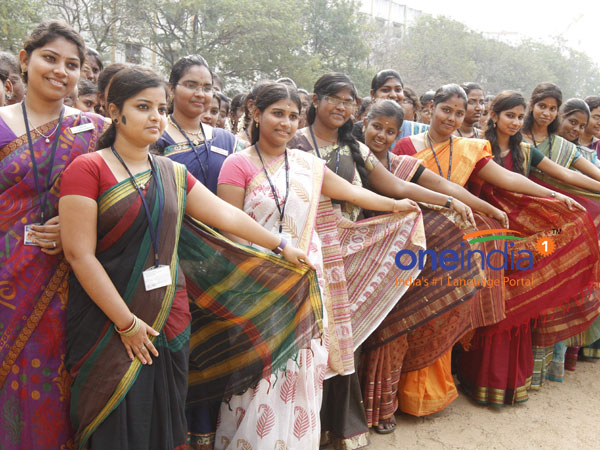 சேலை கட்டி வந்த நிலவோ… வள்ளியம்மாள் கல்லூரி மாணவிகளைப் பார்த்து இப்படி ...