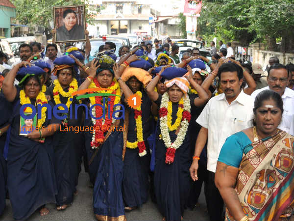 "அம்மா" மீண்டும் முதல்வராக வேண்டி இருமுடி கட்டி ஐயப்பன் கோவிலுக்குப் ...