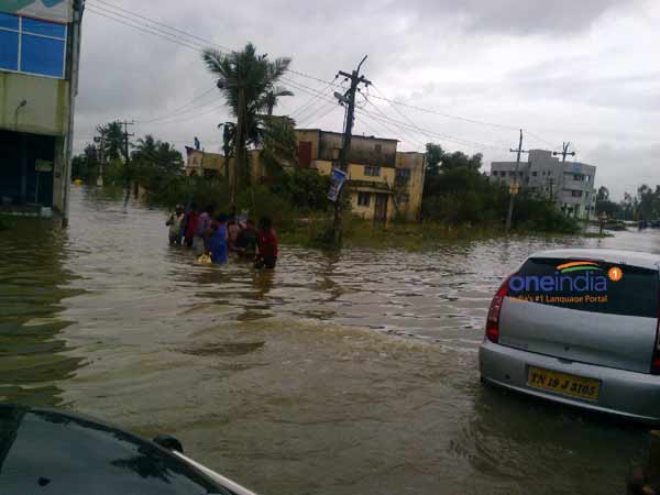 பொன்னேரியில் கொட்டிய 37 செ.மீ மழை- அணை மதகு உடைப்பு: மக்கள் வெளியேற்றம் ...