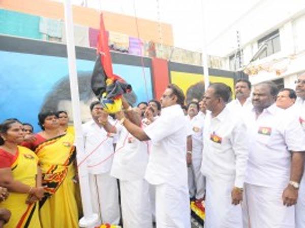 தேமுதிக கொடி நாள்...புரட்சி தீபக் கொடியேற்றி ஸ்வீட் கொடுத்து கொண்டாடிய ...