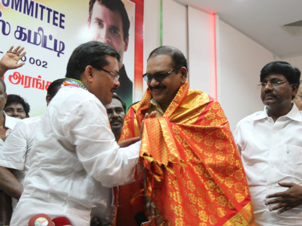 வாருங்கள் வாருங்கள்.. காங்.கில் இணைந்த பீட்டர் அல்போன்ஸுக்கு ப ...