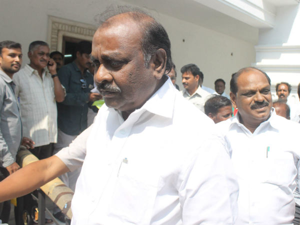 கடைசி ஆளாக வந்து வாக்குப்பதிவு எந்திரத்தை வணங்கி வாக்களித்த நத்தம் ...