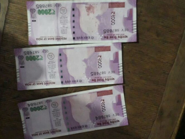 நல்ல நோட்டுதானாம் நம்புங்க.. மகாத்மா காந்தி படமே இல்லாமல் அச்சிடப்பட்ட ...