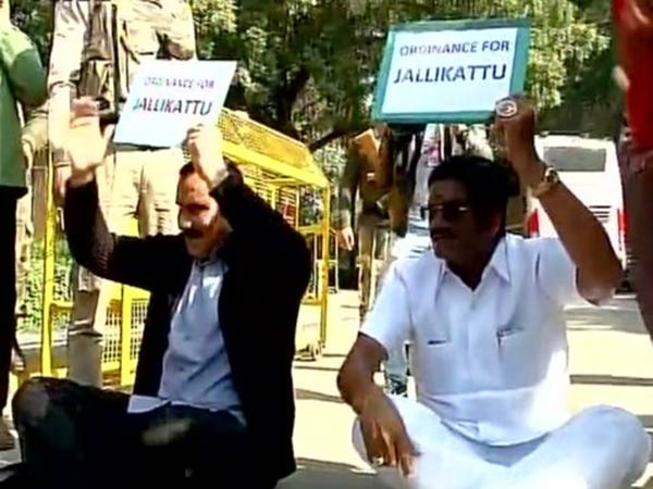 டெல்லியில் நரேந்திர மோடி வீட்டை முற்றுகையிட்ட அன்புமணி, ஏ.கே.மூர்த்தி ...