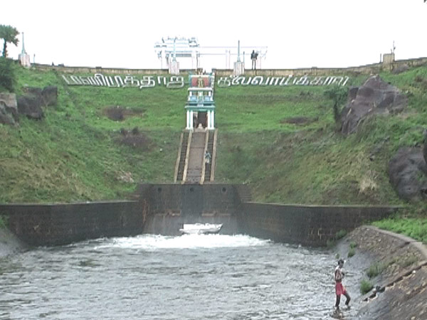 குறைந்து வரும் தண்ணீர்… மணிமுத்தாறு அணை மூடல்.. குடிநீர் தட்டுப்பாடு ...