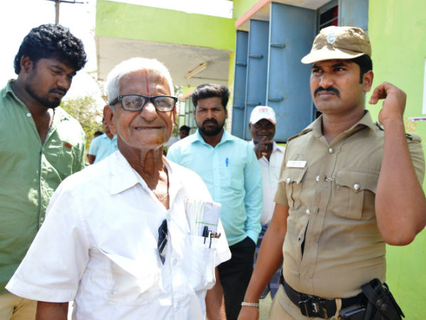 தீபா பேனர்களால் மக்கள் "ஜாம்".. கொந்தளித்த டிராஃபிக் ராமசாமி.. ஓடி ...