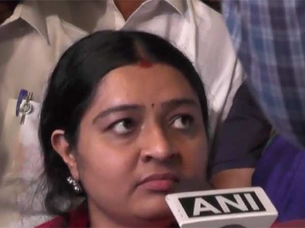 கேஸ் மானியம் ரத்து.. ஜெ. தீபாவும் கண்டிக்கிறாங்களாம் | J Deepa condemns ...