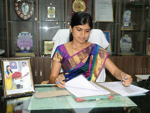 சேலம் மாவட்ட வரலாற்றில் முதல் முறையாக பெண் கலெக்டர் பதவியேற்பு! | First ...