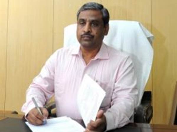 கஜா புயல் நிவாரணம்.. தொடர்ந்து குவியும் பொருட்கள்.. திருச்சி கலெக்டர் ரூ.10,000 வழங்கினார் ...