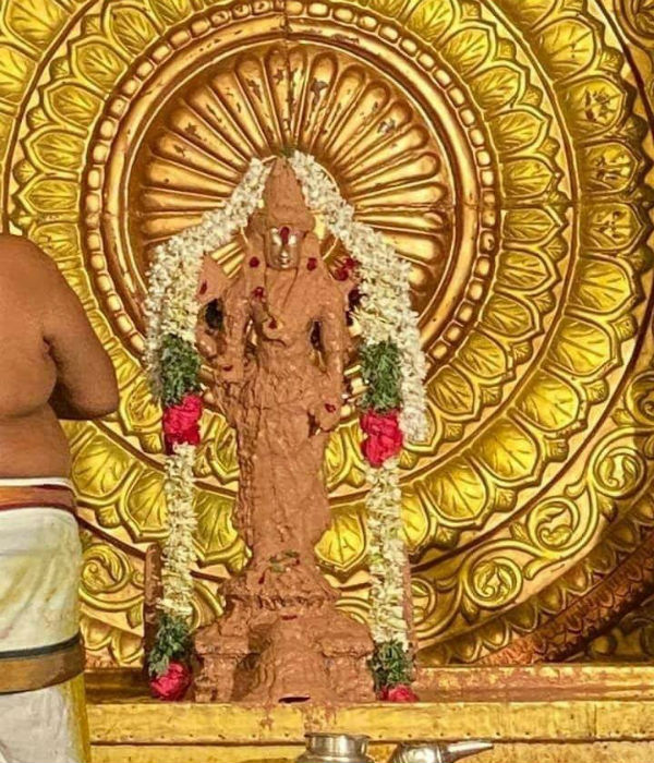 அழகர் கோவில் ஆடித்திருவிழா - தங்கக்குதிரை வாகனங்களில் எழுந்தருளிய ...