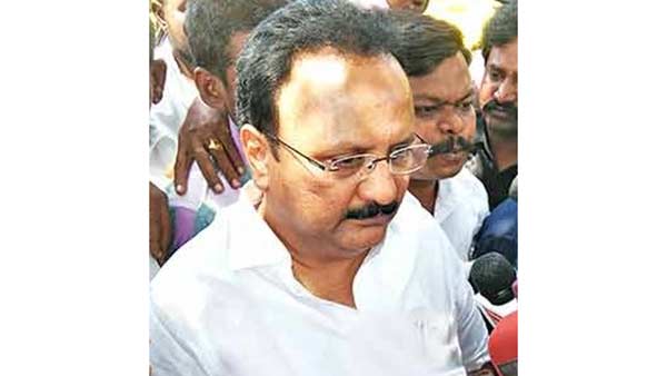 கோவை அதிமுகவில் ஒரு வி.ஐ.பி. அவுட்... ஒரு வி.ஐ.பி. இன்... அனல் பறக்கும் ...