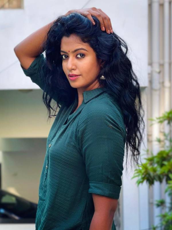 இடுப்புல கையை வச்சு.. இப்படி பார்த்தா எப்படி.. கண்ணம்மாவிடம் விழுந்த ...