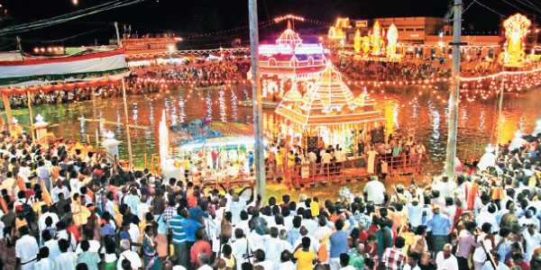 ஆடிக்கிருத்திகை முருகன் கோவில்கள் முன்பு குவிந்த பக்தர்கள் ...