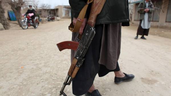 உடம்பில் இறுக்கமான டிரஸ் கூடாது.. கால் தெரியும்படி செருப்பு போடக்கூடாது ...