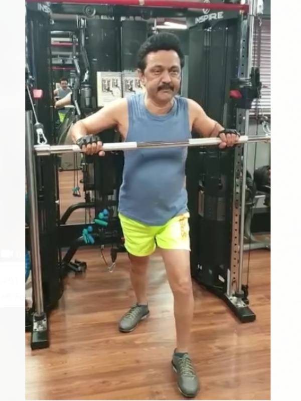 டிவியில் செய்திகள் கேட்டபடி, ஜிம்மில் உடற்பயிற்சி செய்யும் முதல்வர் ...