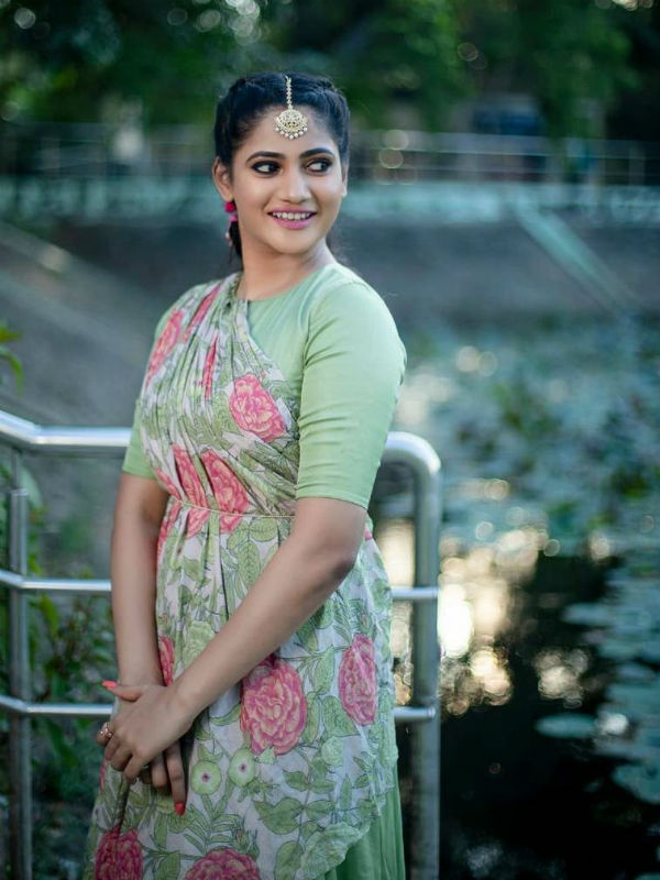 அழகால் மிரட்டும் லாஸ்லியா...பார்த்ததும் பரிதவிக்கும் ரசிகர்கள் | Fans ...