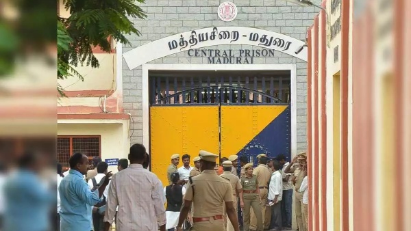 மதுரை மத்திய சிறையில் கைதிகள் மோதல்...பிளேடால் கீறியதால் காயம் - கற்களை ...