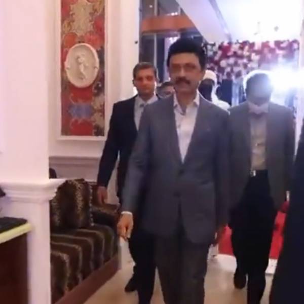 ஸ்டைலா.. கெத்தா.. துபாயில் கோட் சூட்டில் கலக்குறது யாரு தெரியுதா.. நம்ம ...