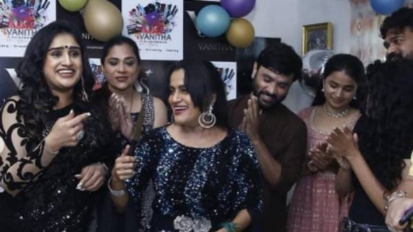 வனிதா விஜயகுமார் வீட்டு விசேஷம்.. பொக்கேவுடன் டான்னு ஆஜரான சினேகன் ...