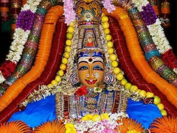 ஆடிப்பூரம் நாளில் விரதம் இருந்தால் இத்தனை நன்மைகளா?.. மறக்காமல் வளையல் ...