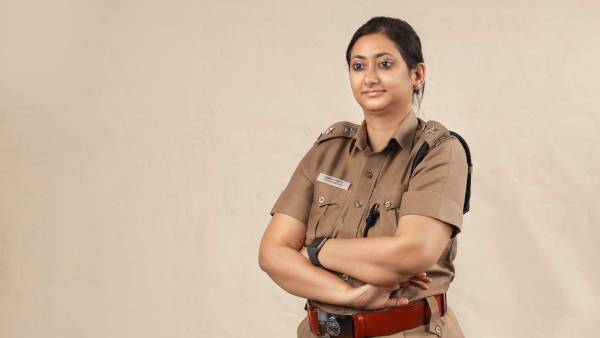 அதிகார குரலுக்கு அடிபணியாதவர்! அதிமுக அரசை அலறவிட்டவர்! யார் இந்த வந்திதா பாண்டே ஐபிஎஸ் ...