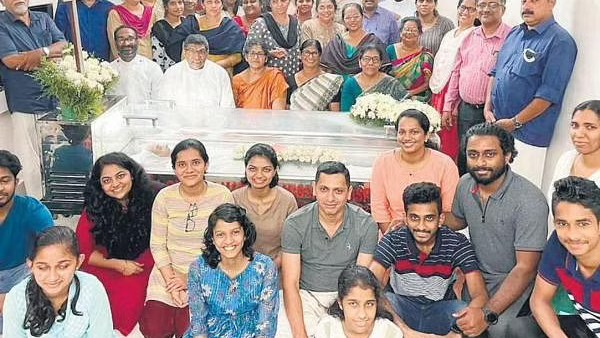 மூதாட்டி உடலுடன் சிரித்தபடி போஸ்.. சர்ச்சையில் சிக்கிய கேரள குடும்பம் ...