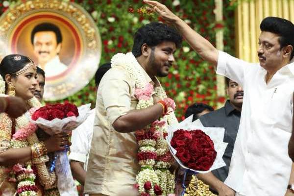 ஆடம்பரமாக மகனுக்கு திருமணம்! கொஞ்சம் அவசரப்பட்டு விட்டோமோ! மன ...