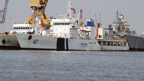 சென்னை துறைமுகத்தில் நிற்கும் அமெரிக்க போர்க்கப்பல்.. அடங்கேப்பா இத்தனை ...