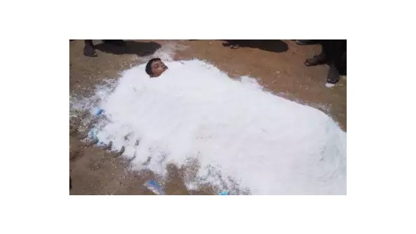 உயிரோடு வருவான்.. மகன் சடலத்தின் மீது உப்பை கொட்டி 8 மணி நேரம் ...