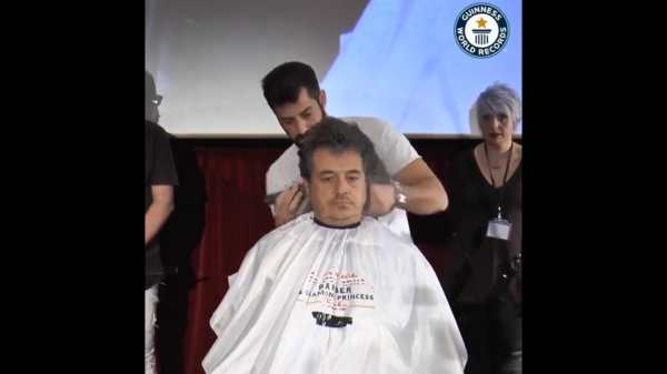 பாஸ்ட் ஃபுட் தெரியும்...பாஸ்ட் கட்டிங் தெரியுமா? "இப்படி" ஒரு ஹேர் ...