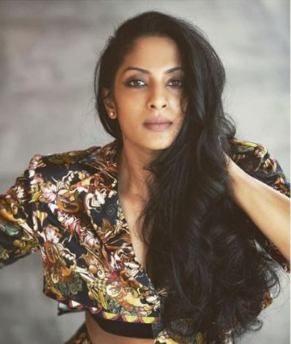 புடவை கட்டியபடியே.. கையை கீழே ஊன்றி.. வெறித்தன புஷ் அப்.. கம்பேக் நடிகை ...