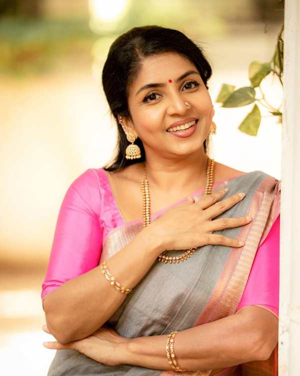 எதிர்நீச்சல் ரேணுகாவிற்கு இவ்வளவு பெரிய மகனா...? முதல் முறை வெளியான குடும்ப புகைப்படம் | Who is ...