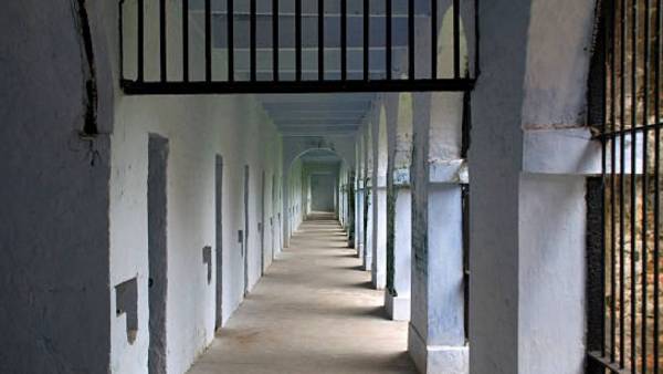 "லெஸ்பியன்".. அதுவும் ஜெயிலுக்குள்ளேயே.. உறவில் குறுக்கே "புது வரவு ...