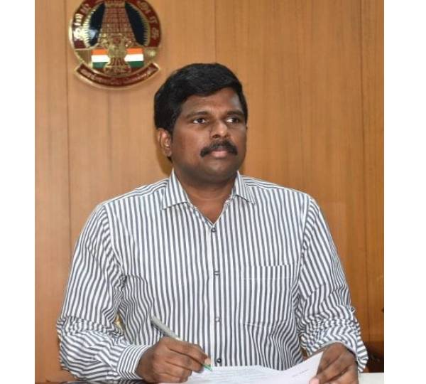 கிரிக்கெட் ப்ளேயராக மாறிய திருச்சி கலெக்டர்! எல்லா பந்துகளையும் ஃபோர் ...