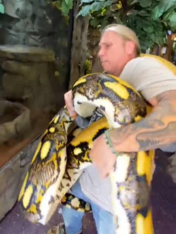 ஹய்யய்யோ.. வெட்டவெளியில், நபரை கட்டிப்பிடித்து கொண்ட "லூசி" பெண் ...