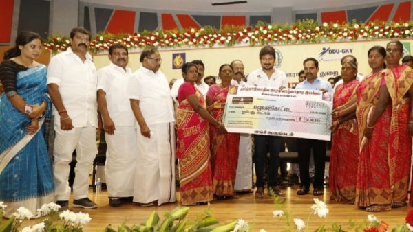 அரசு விழா மேடையில் கட்சி பிரமுகர்! திமுக மாணவரணி நிர்வாகியின் ...